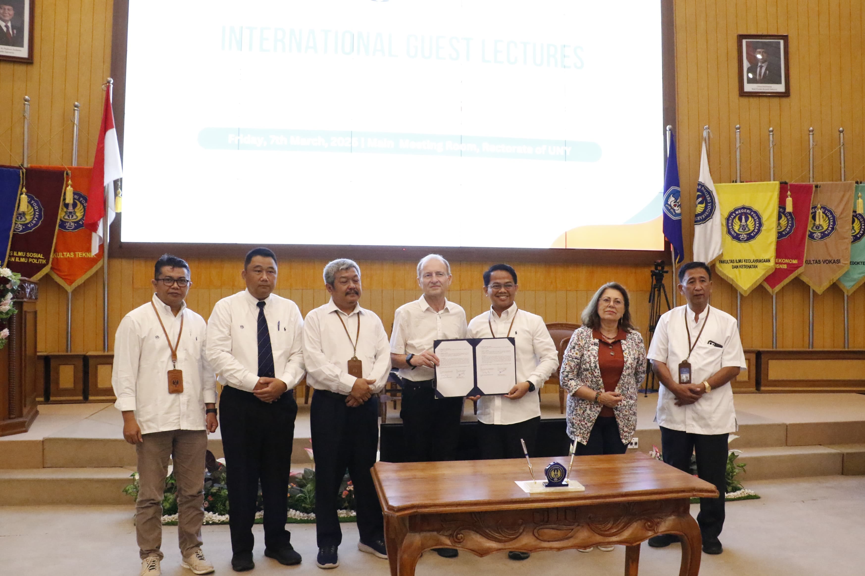 Penandatanganan Kerja Sama Guest Lecturing Program FISHIPOL UNY dengan ...